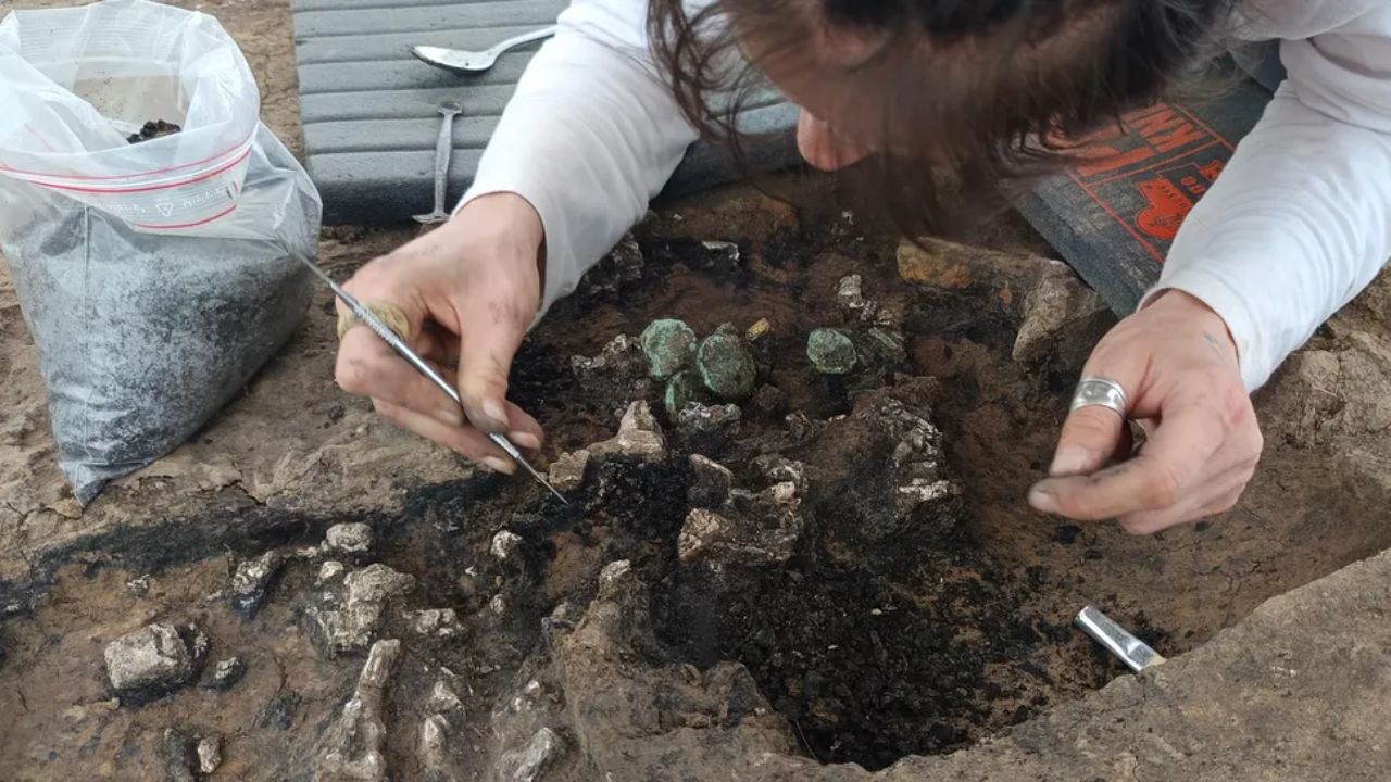 Anel de ouro de 2 mil anos revela enterro romano na França - Aventuras ...