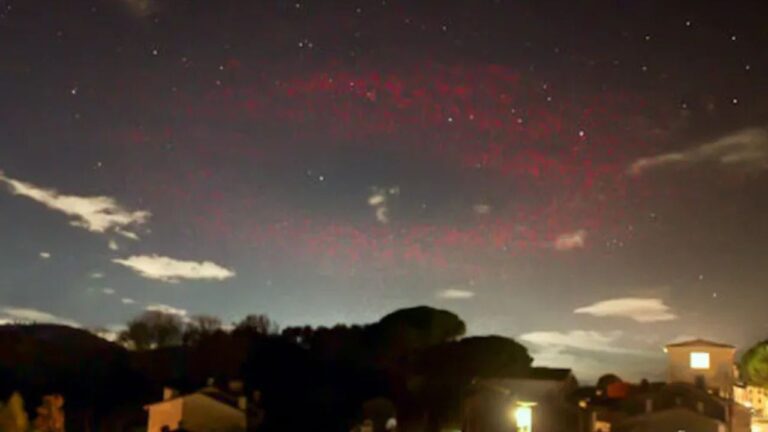 Halo de luz vermelha parecido com OVNI é flagrado sobre cidade italiana ...