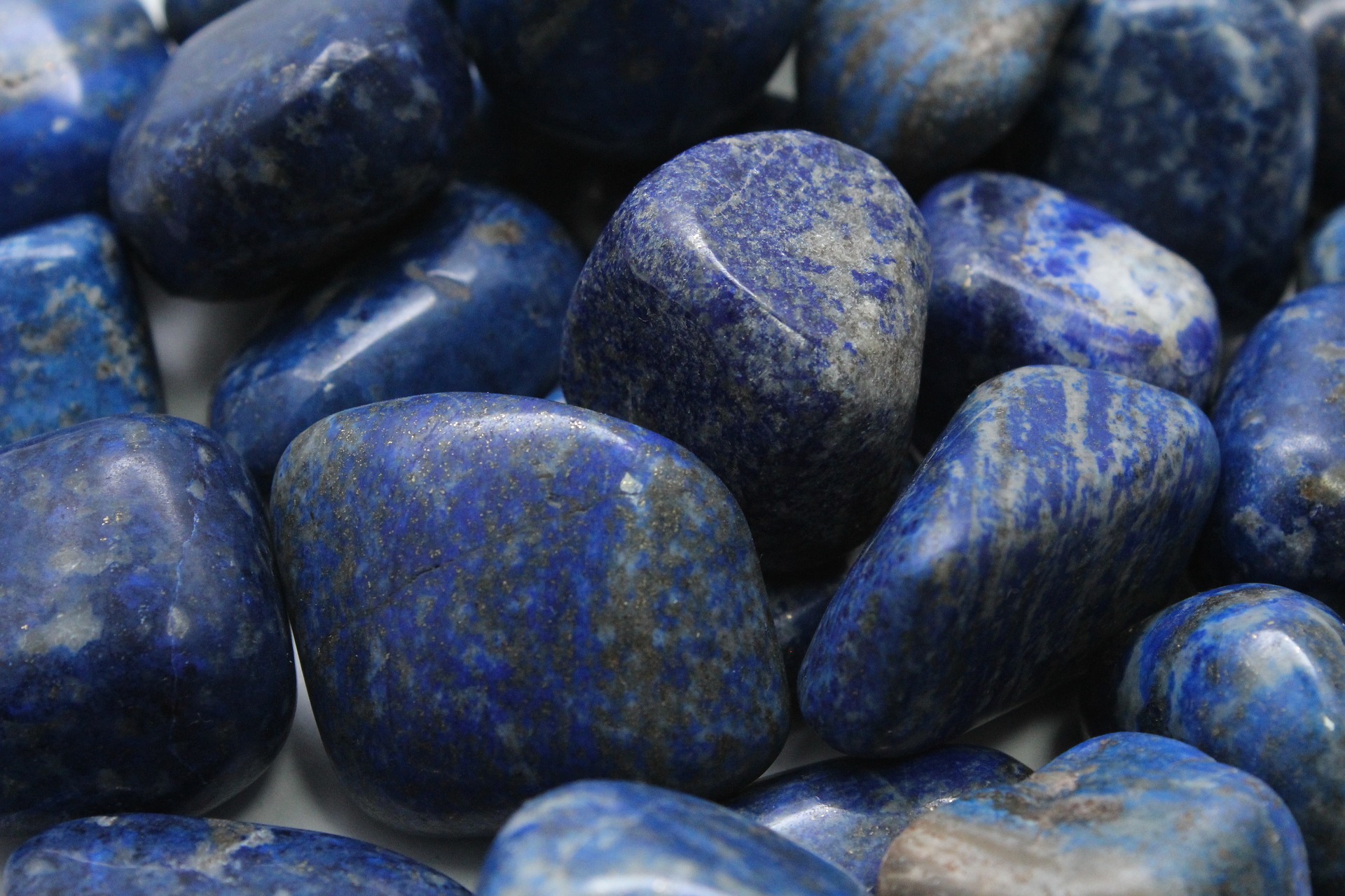 Azul: o pigmento que já foi extraído de planta fermentada com xixi ...