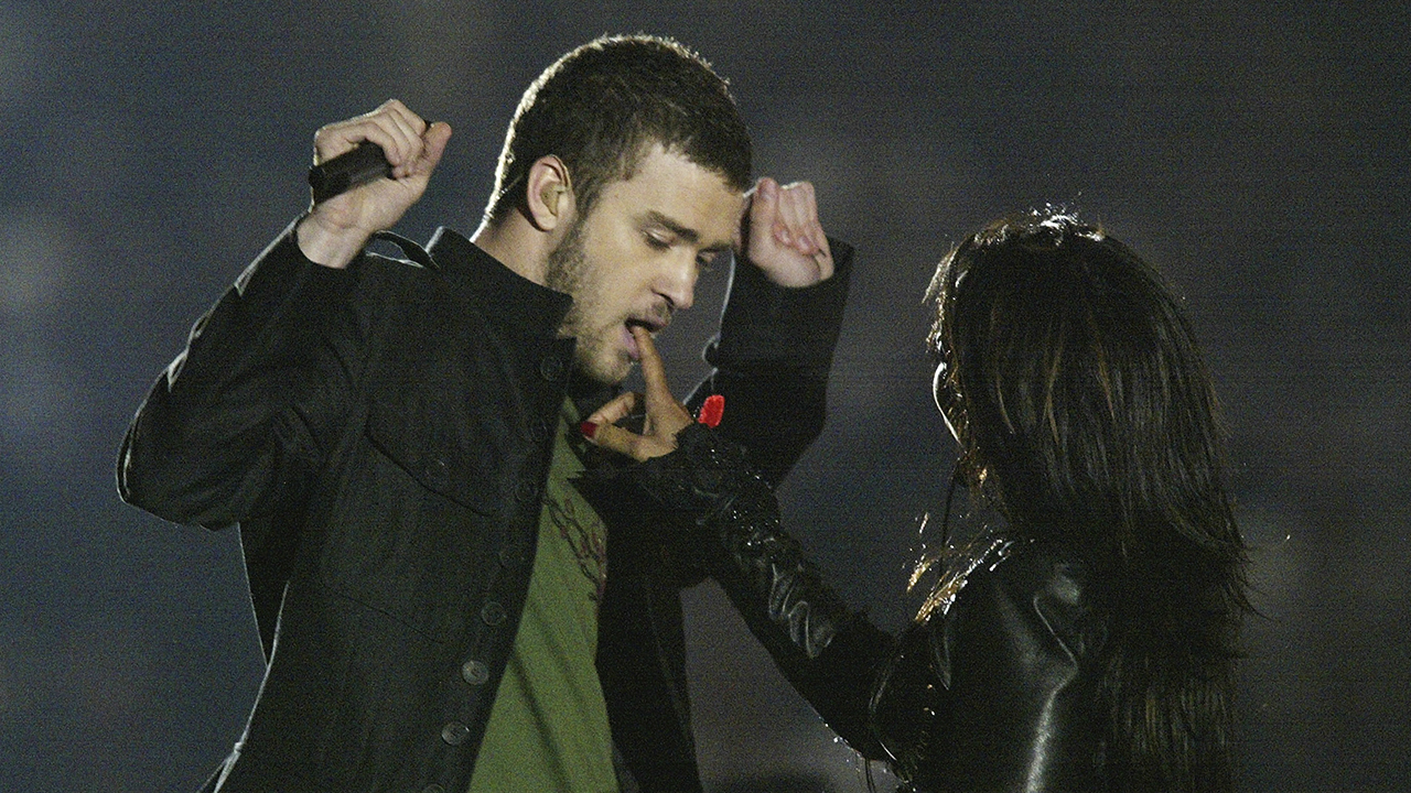 A polêmica apresentação de Janet Jackson no Super Bowl - Aventuras na ...