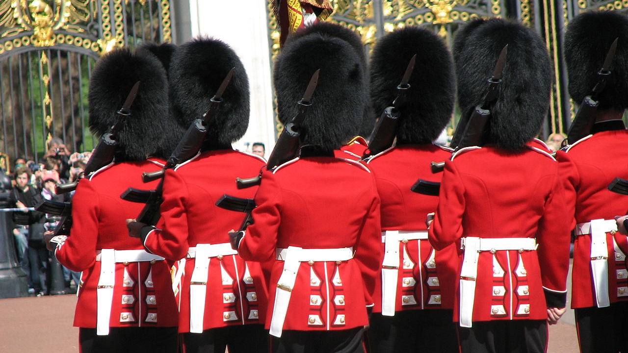 Símbolo cultural britânico: Por que os guardas de Elizabeth II usam ...