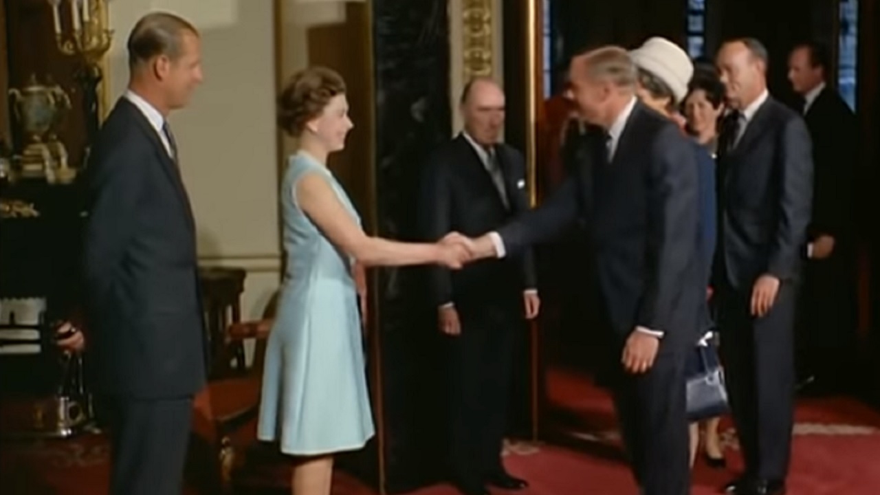 Visita 'não muito' desejada: Como foi o dia em que Elizabeth II se ...