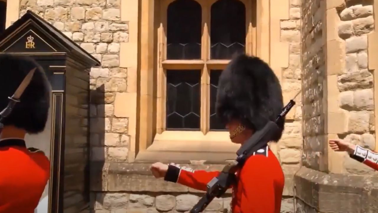 Símbolo cultural britânico: Por que os guardas de Elizabeth II usam ...