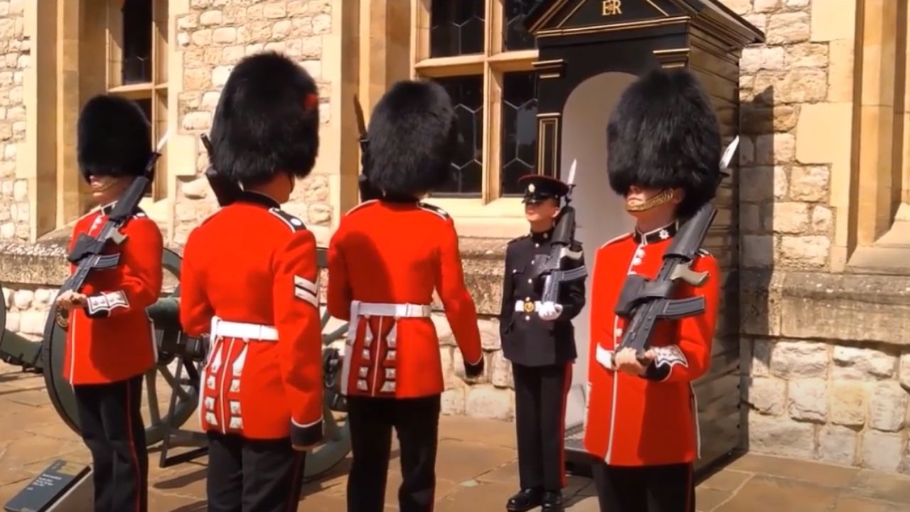 Símbolo cultural britânico: Por que os guardas de Elizabeth II usam ...
