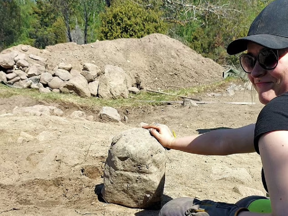 Durante escavação em túmulo viking, pedra em formato fálico é ...