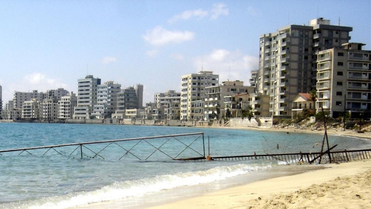 A cidade que parou em 1974: a conturbada história de Varosha ...