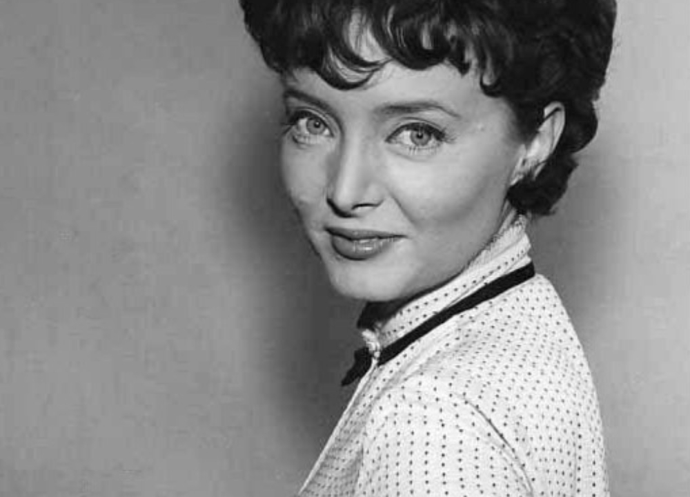 Dos 4 casamentos a doença impiedosa: Carolyn Jones, a eterna Morticia ...